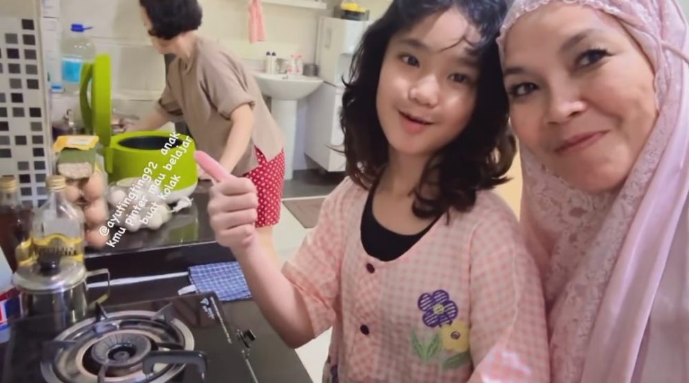 7 Potret Bilqis Anak Ayu Ting Ting Bikin Takjil Buka Puasa