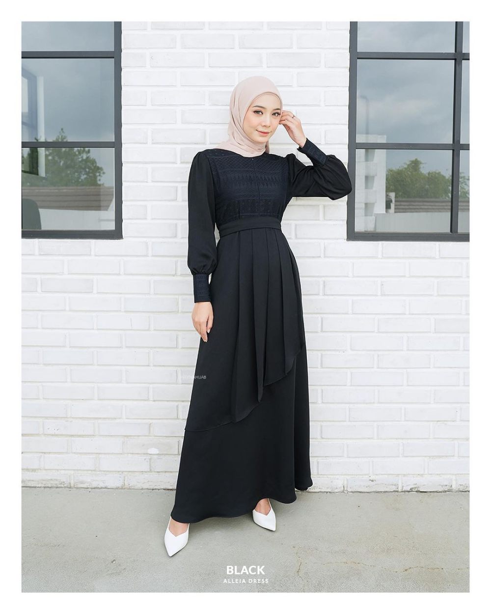 11 Rekomendasi Gamis Hitam untuk Lebaran, Simpel dan Elegan