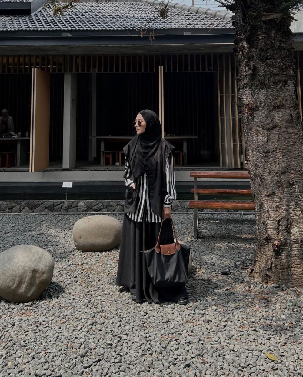 9 Inspirasi Daily Outfit Hijab Muslimah Tema Monokrom