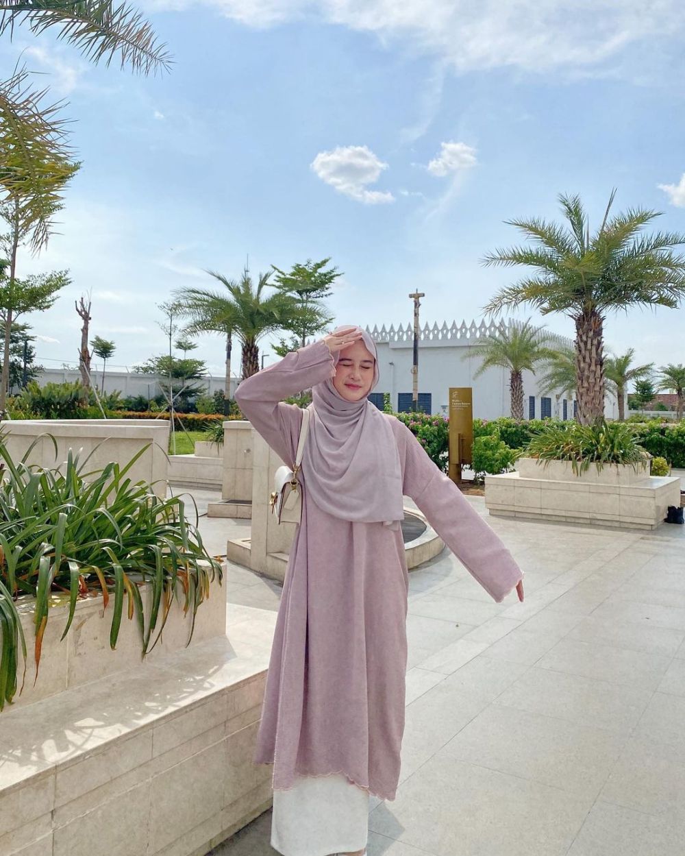 9 Ide Outfit Idul Fitri untuk Kulit Cool Undretone