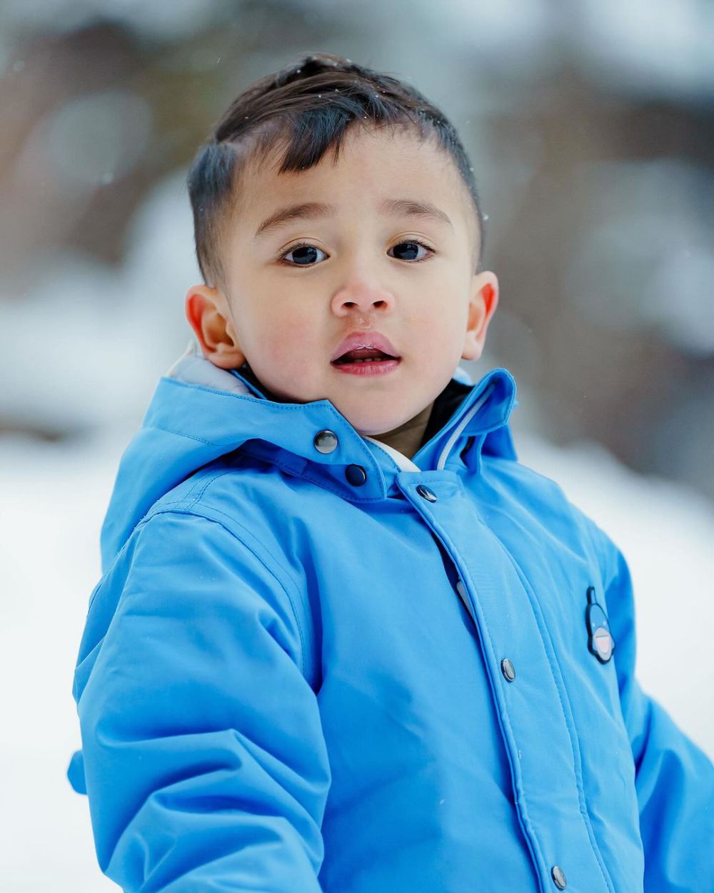 10 Potret Rayyanza Malik Ahmad Pertama Kali Main Salju