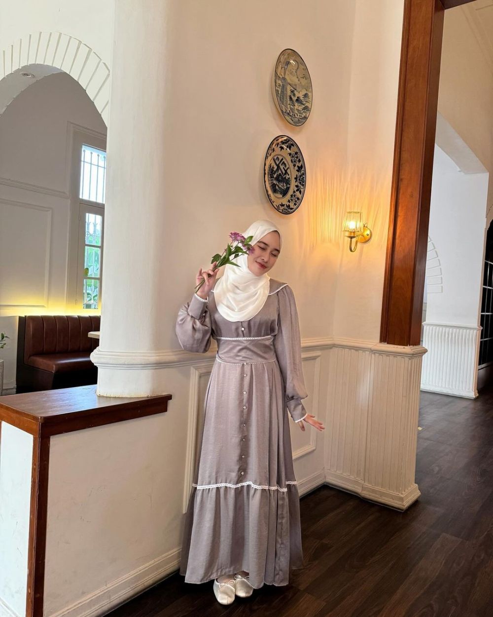 9 Ide Outfit Idul Fitri untuk Kulit Cool Undretone