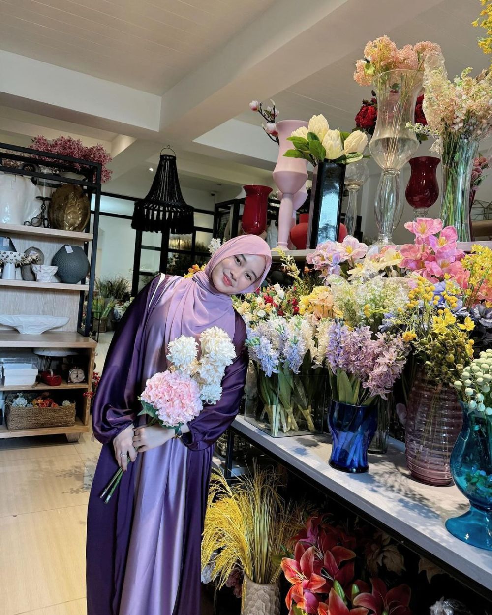 9 Ide Outfit Idul Fitri untuk Kulit Cool Undretone