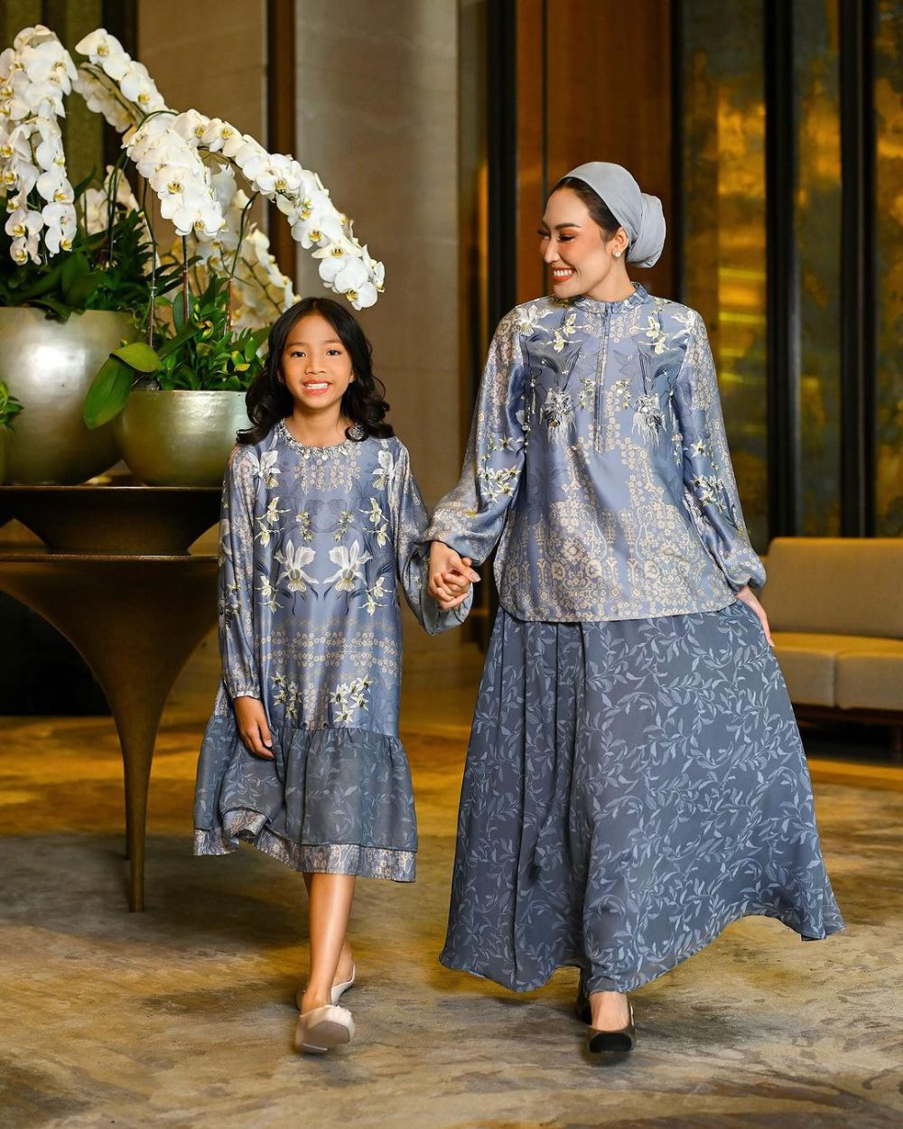 7 Potret Photoshoot Keluarga Ayu Dewi Kenakan Busana Lebaran