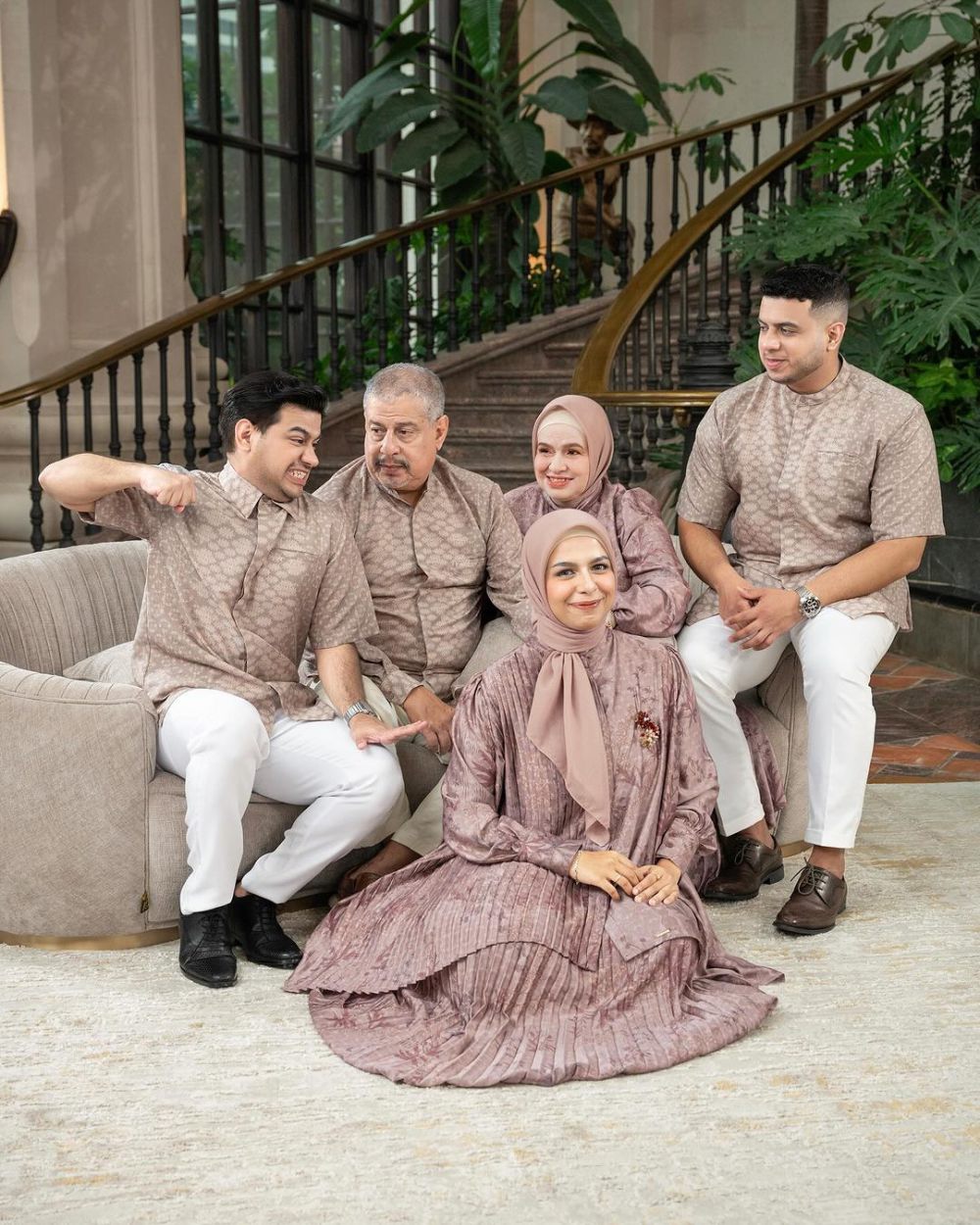 9 Gaya Fadil Jaidi Photoshoot Baju Lebaran bareng Keluarga