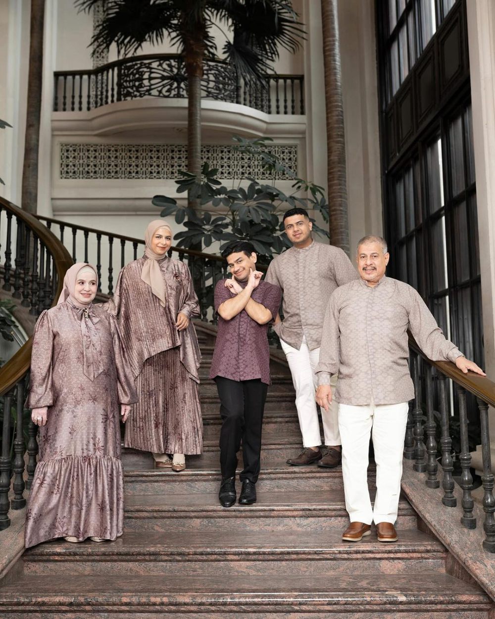 9 Gaya Fadil Jaidi Photoshoot Baju Lebaran bareng Keluarga