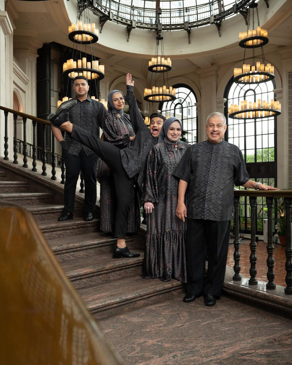 9 Gaya Fadil Jaidi Photoshoot Baju Lebaran bareng Keluarga