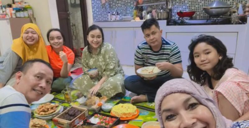 7 Potret Bilqis Anak Ayu Ting Ting Bikin Takjil Buka Puasa
