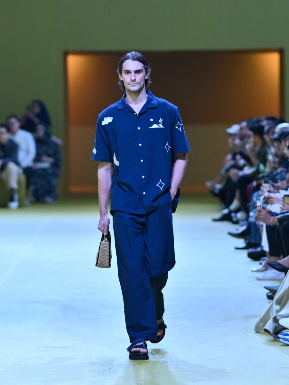 12 Inspirasi Baju Lebaran Cowok Bergaya Edgy