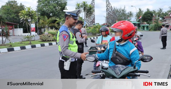 Helm Tak SNI, Polisi Tilang Pengendara Motor di Bantul