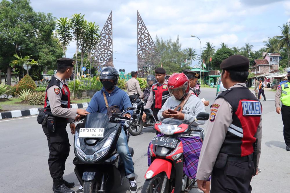 Helm Tak SNI, Polisi Tilang Pengendara Motor di Bantul