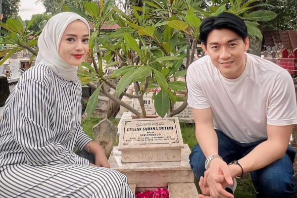 7 Potret Ifan Seventeen Ziarah Makam Dylan Sahara