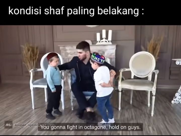 7 Meme Kelakuan Jemaah Tarawih di Saf Belakang, Freestyle?