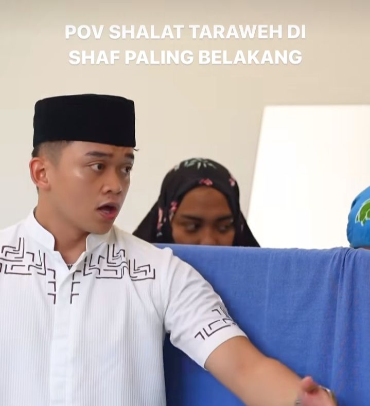 7 Meme Kelakuan Jemaah Tarawih di Saf Belakang, Freestyle?
