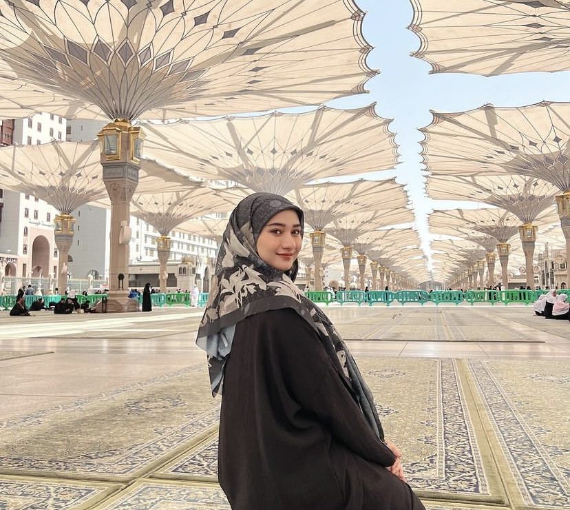 7 Potret Nadzira Shafa Umrah saat Ramadan 2024