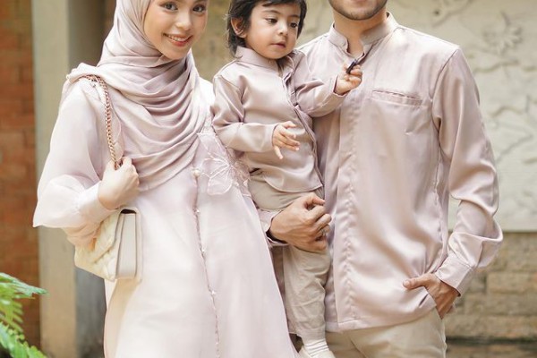 6 OOTD Couple Lebaran ala Heidy dan Suami