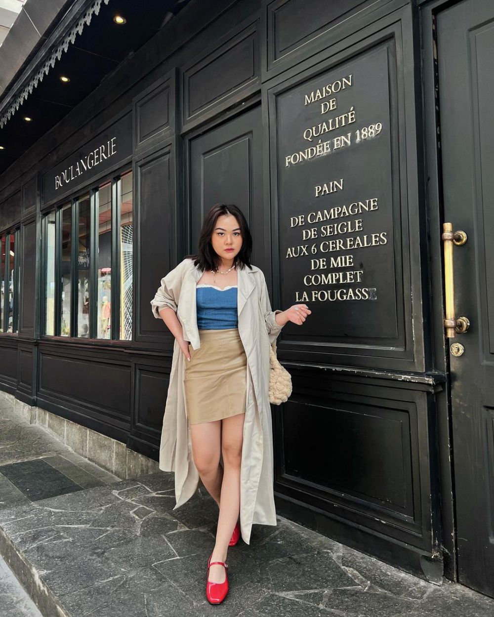 10 Ide Styling Rok Mini ala Karin Dennisha, Look-nya Cute!