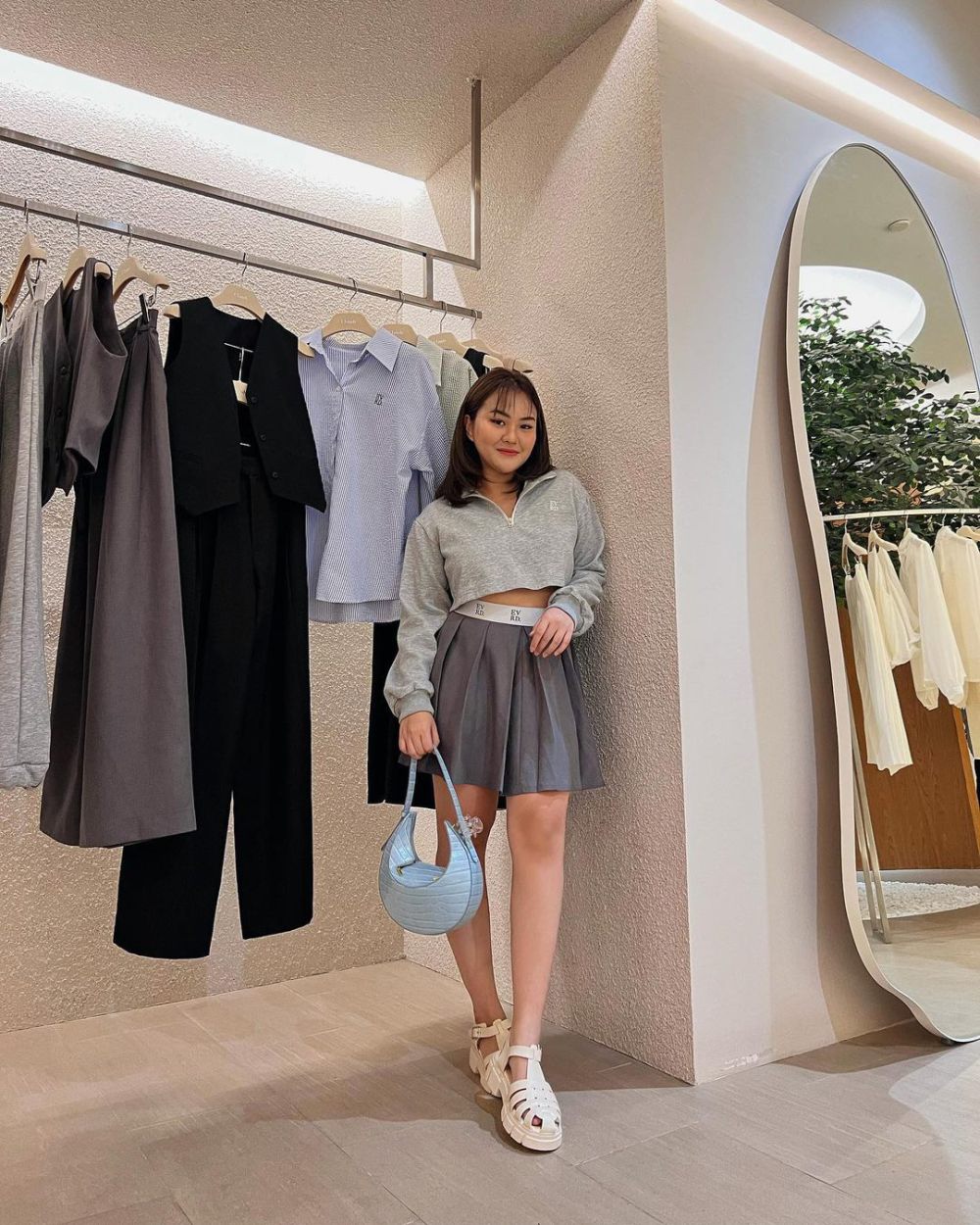 10 Ide Styling Rok Mini ala Karin Dennisha, Look-nya Cute!