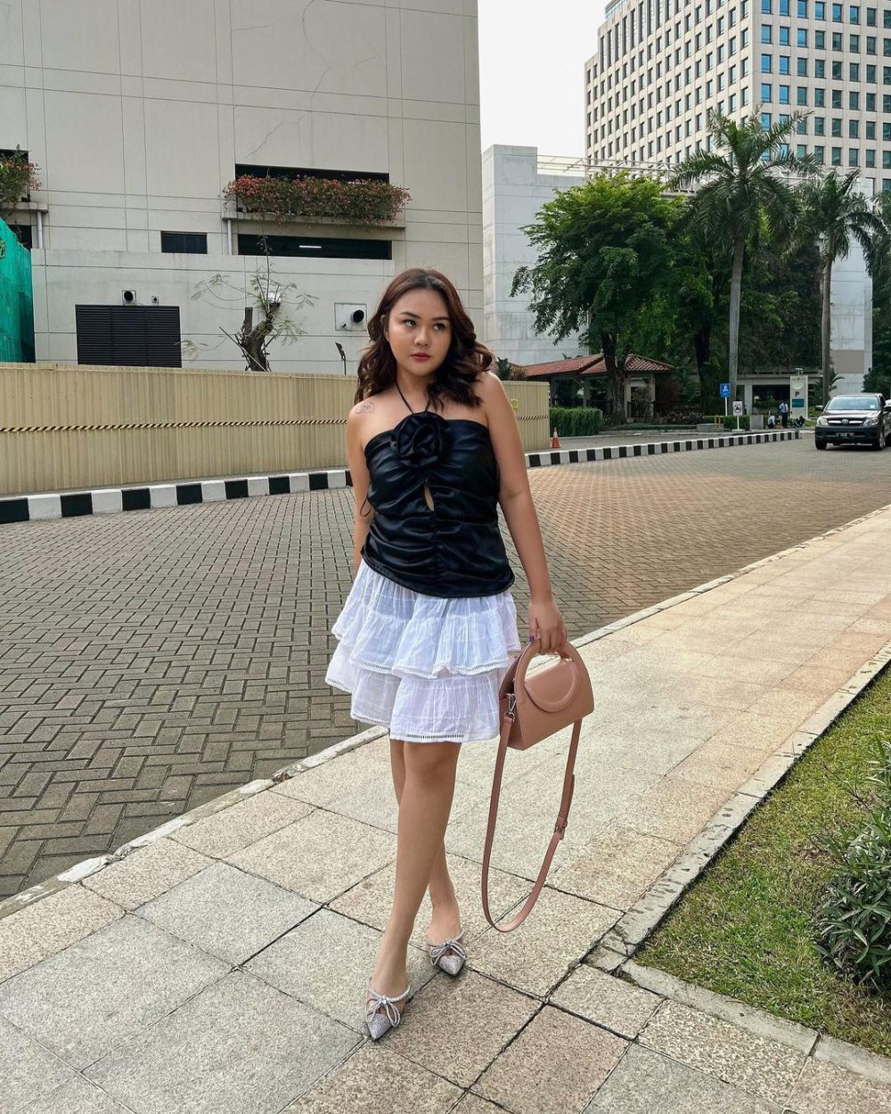 10 Ide Styling Rok Mini ala Karin Dennisha, Look-nya Cute!