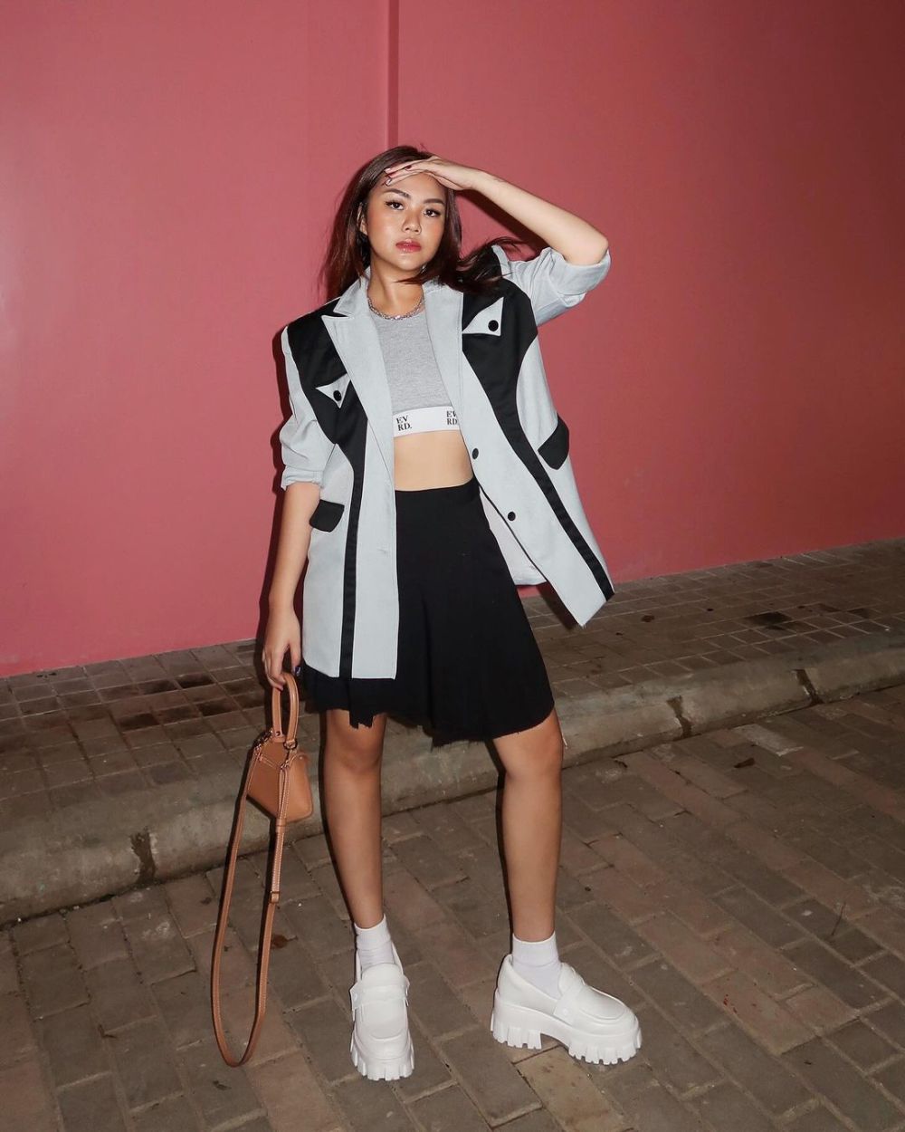 10 Ide Styling Rok Mini ala Karin Dennisha, Look-nya Cute!