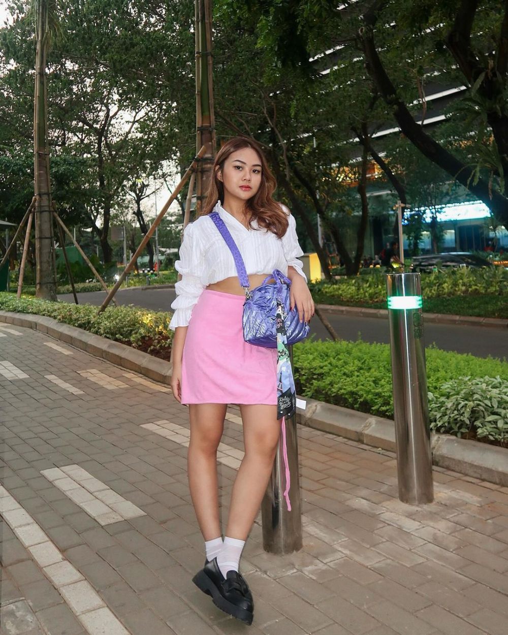 10 Ide Styling Rok Mini ala Karin Dennisha, Look-nya Cute!