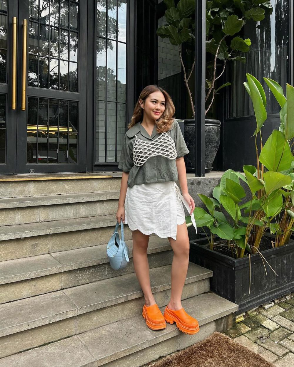 10 Ide Styling Rok Mini ala Karin Dennisha, Look-nya Cute!