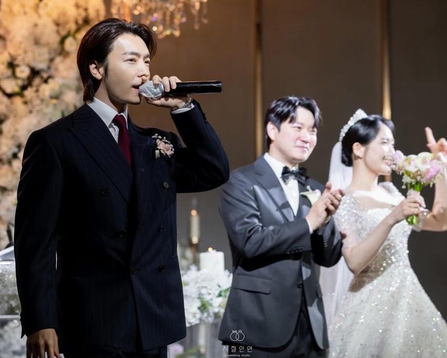 7 Potret Donghae SuJu di Pernikahan Kakaknya, Didoain Nyusul