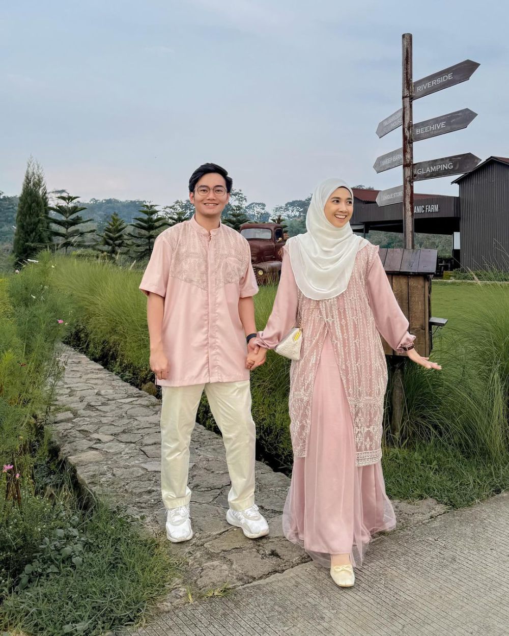 9 Ide Outfit Lebaran Couple Set ala Selebgram Richa Etika