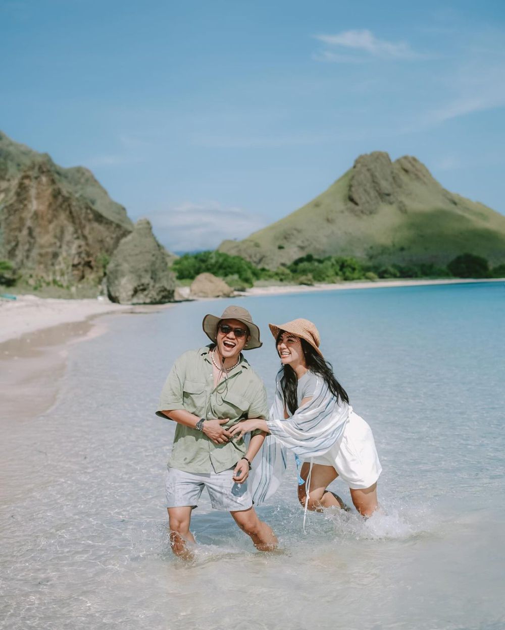 8 Momen Romantis Arief Muhammad dan Istri di Labuan Bajo
