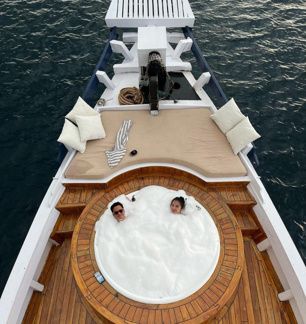 8 Momen Romantis Arief Muhammad dan Istri di Labuan Bajo