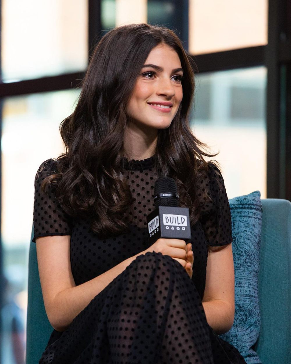 9 Fakta Ella Rubin Anak Anne Hathaway di Film The Idea of Yo