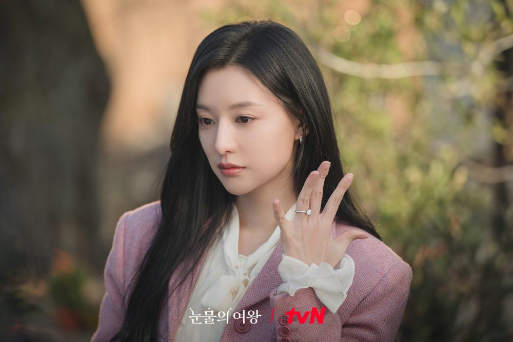 5 Kesamaan Hong Hae In dan Hong Beom Ja di Queen of Tears