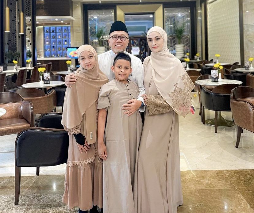 8 Potret Putri Zulhas Jalani Umrah Bareng Ayah dan Anaknya