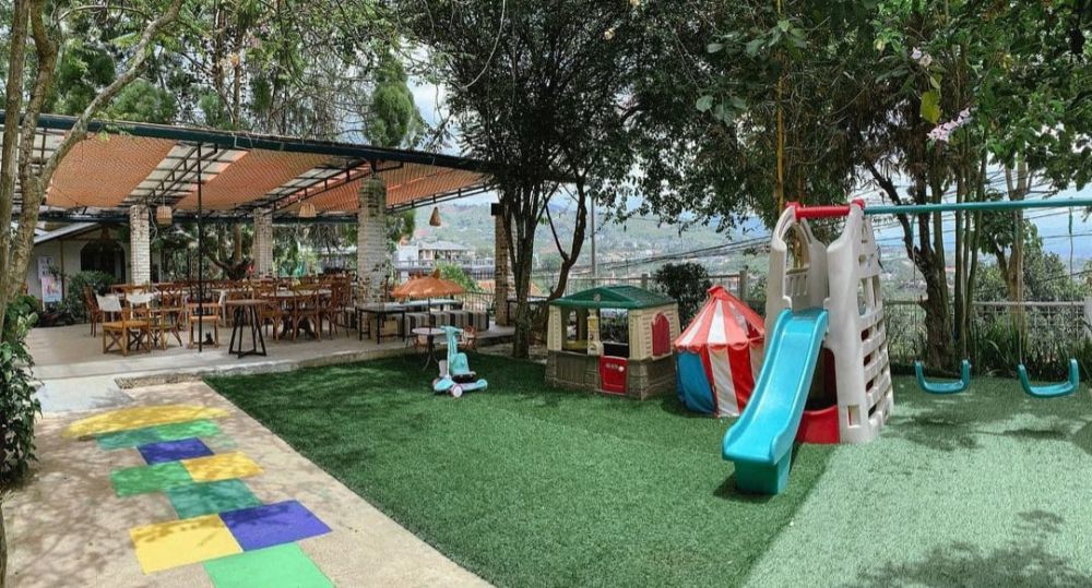 25 Tempat Makan Kids Friendly di Bandung dengan Playground