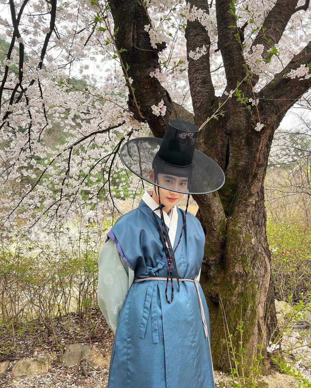7 Potret Suho di Balik Layar Drakor Missing Crown Prince