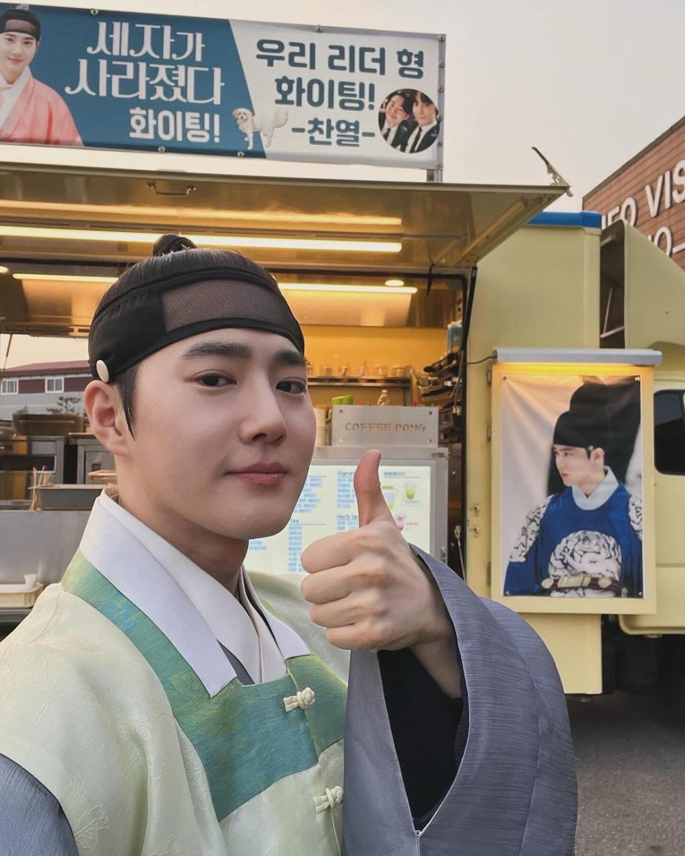 7 Potret Suho di Balik Layar Drakor Missing Crown Prince