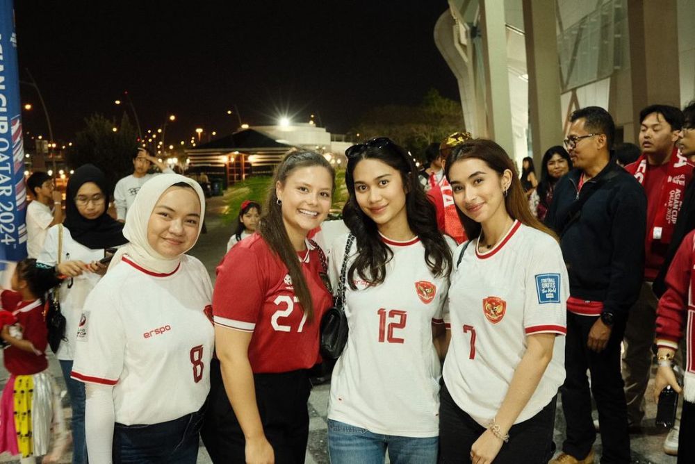 Azizah Salsha Dukung Arhan saat Indonesia vs. Uzbekistan