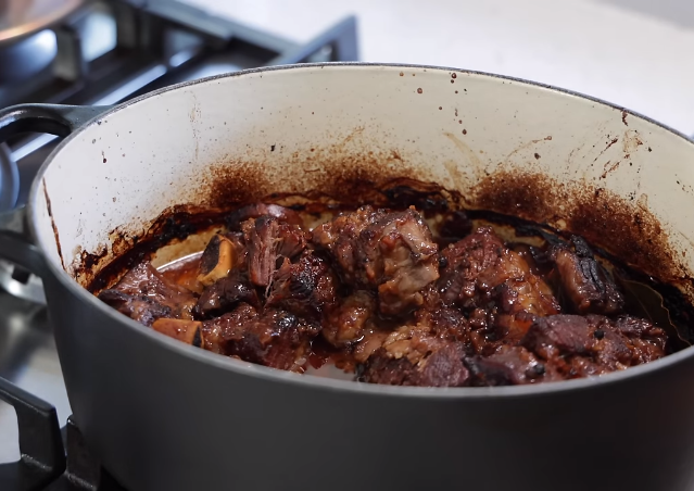 Resep Madeira Short Ribs, Olahan Iga Sapi dengan Saus Anggur