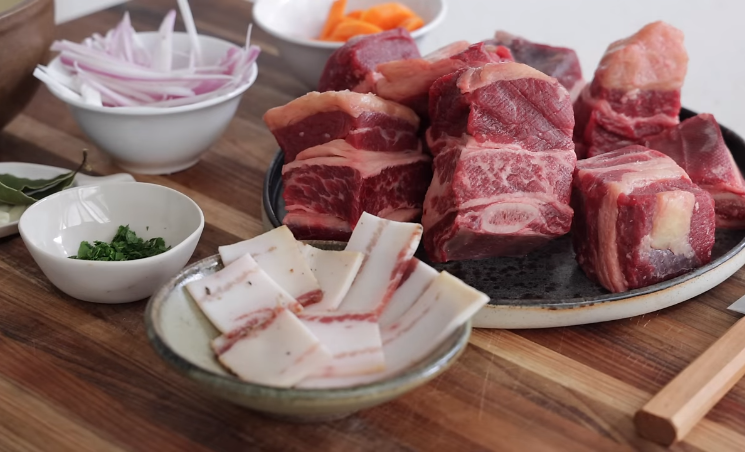 Resep Madeira Short Ribs, Olahan Iga Sapi dengan Saus Anggur