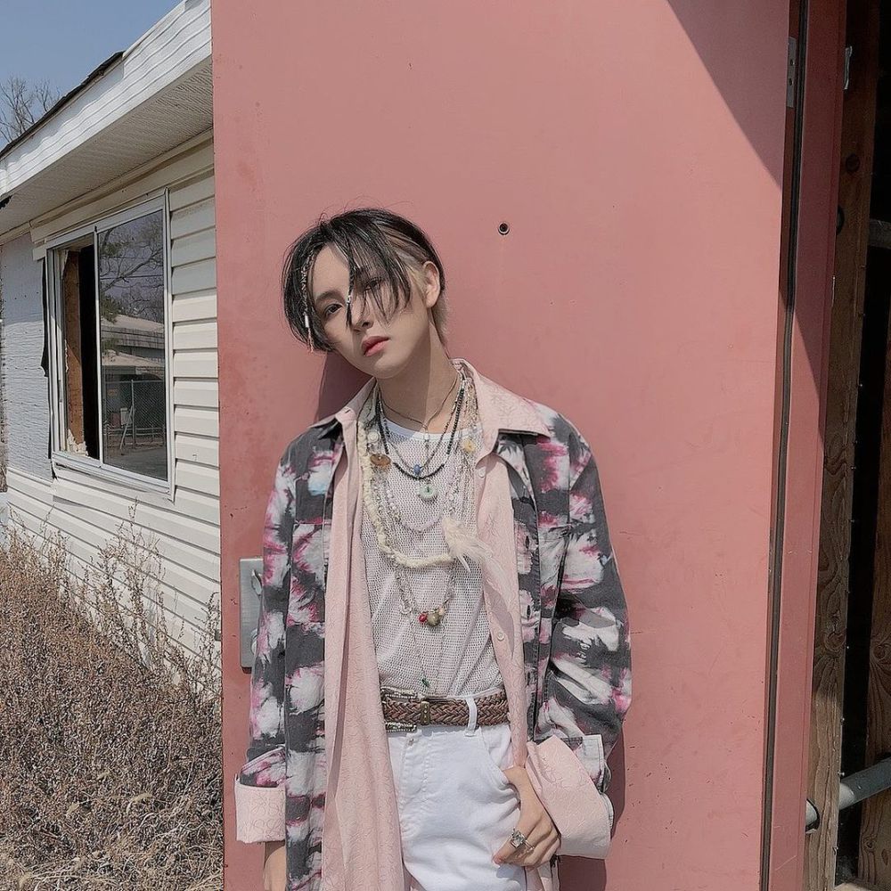 Inspirasi OOTD Pakai Kemeja ala Renjun NCT Dream