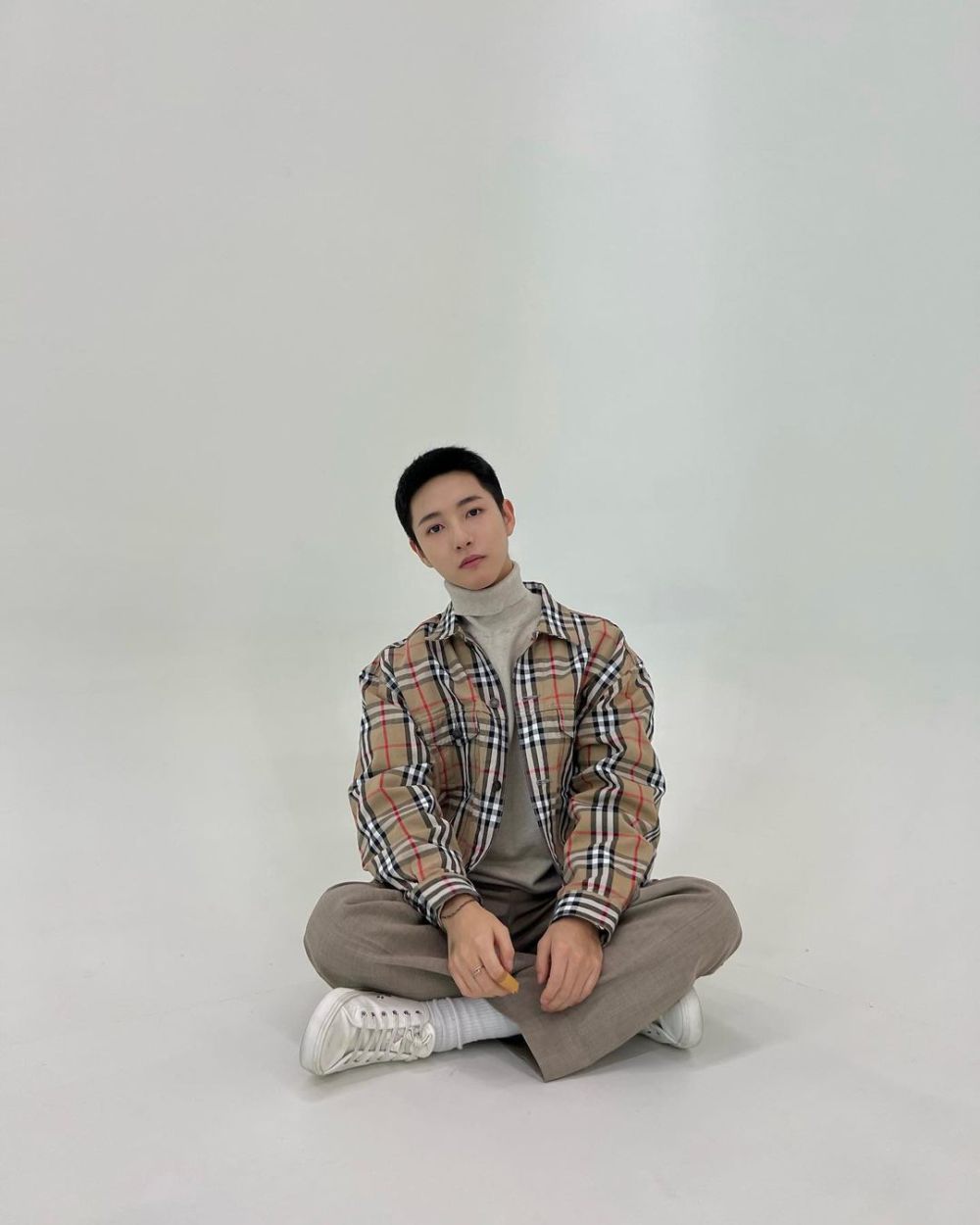 Inspirasi OOTD Pakai Kemeja ala Renjun NCT Dream