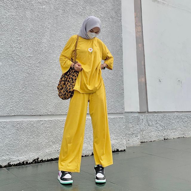 10 Ide Mix and Match Outfit Nuansa Kuning yang Fresh
