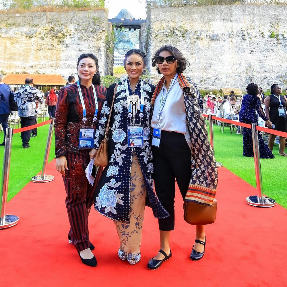 7 Potret Kris Dayanti di KTT World Water Forum 2024