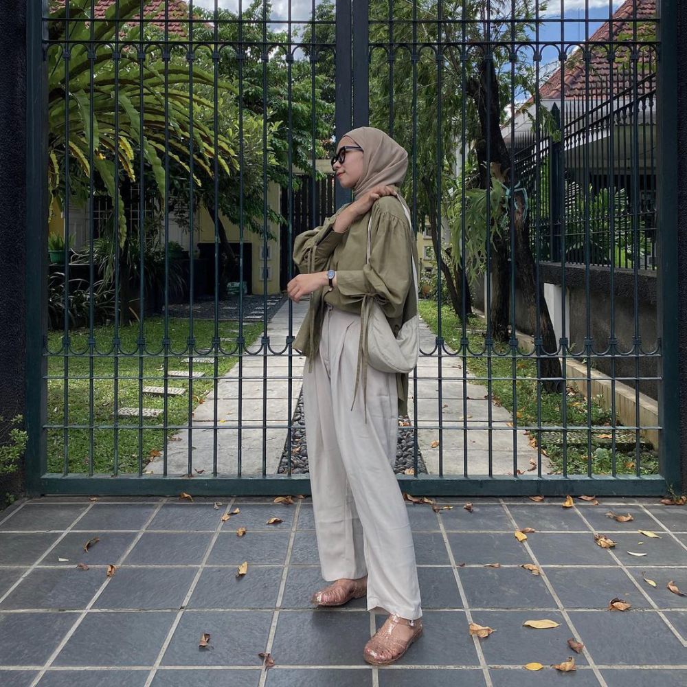 10 Mix and Match Sling Bag ala Fitri Hasiani, Gaya On Point!