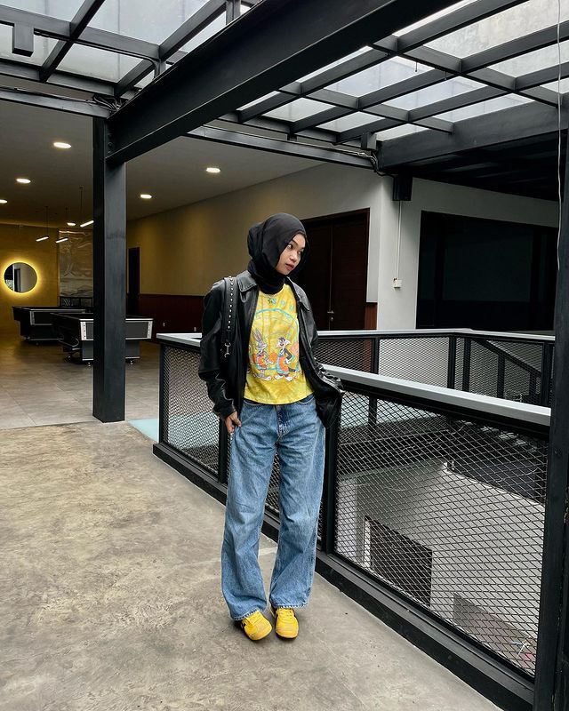 10 Ide Mix and Match Outfit Nuansa Kuning yang Fresh