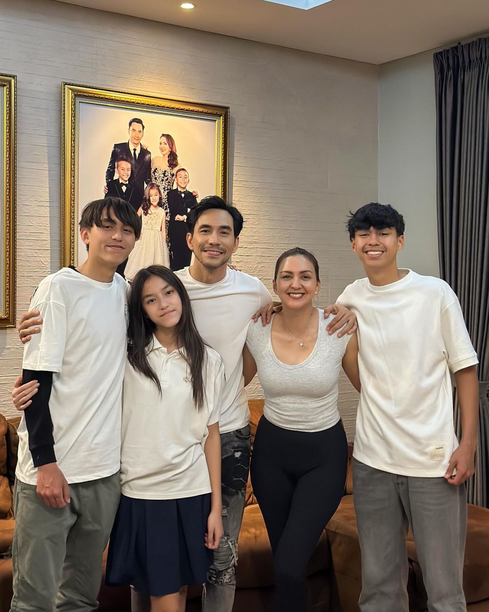 9 Potret Keharmonisan Keluarga Darius Sinathrya