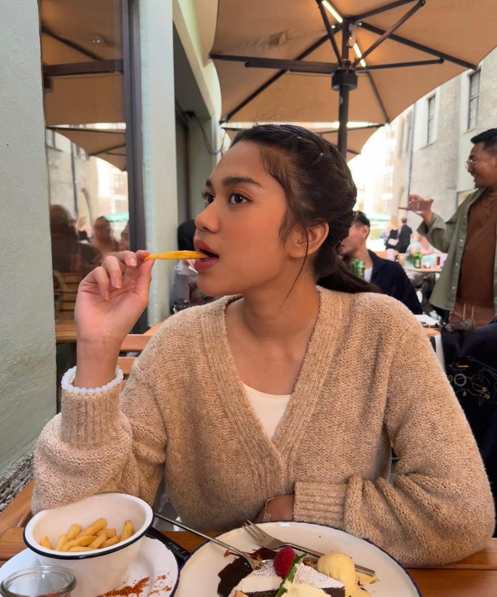 Potret Azizah Salsha Pakai Outfit Bertema Cokelat ke Eropa