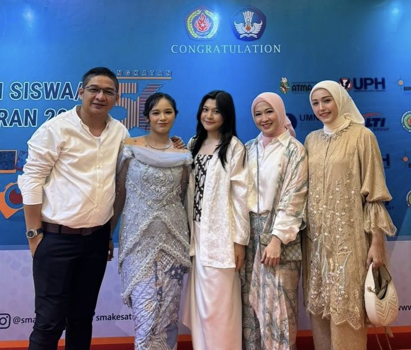 Pasha Ungu dan Okie Agustina Hadiri Kelulusan SMA Sang Anak