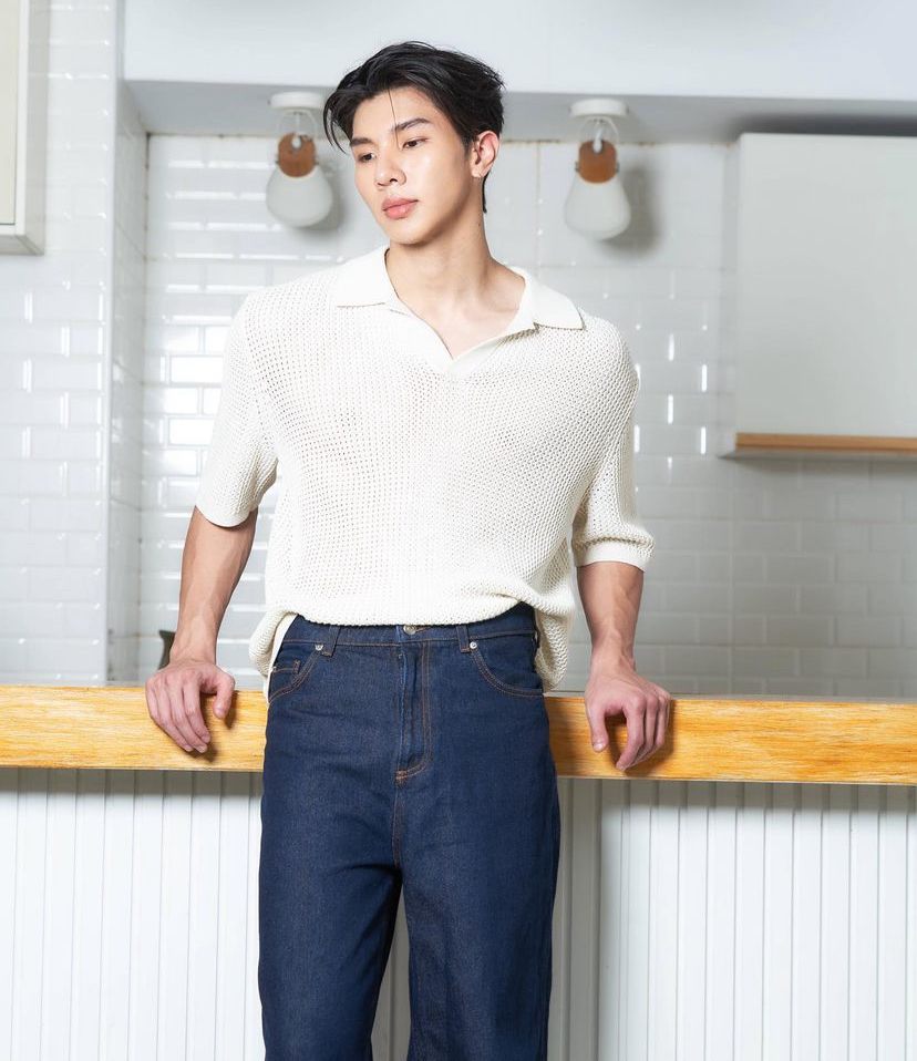 9 Inspirasi Clean Outfit ala Lee Long Shi yang Fashionable!