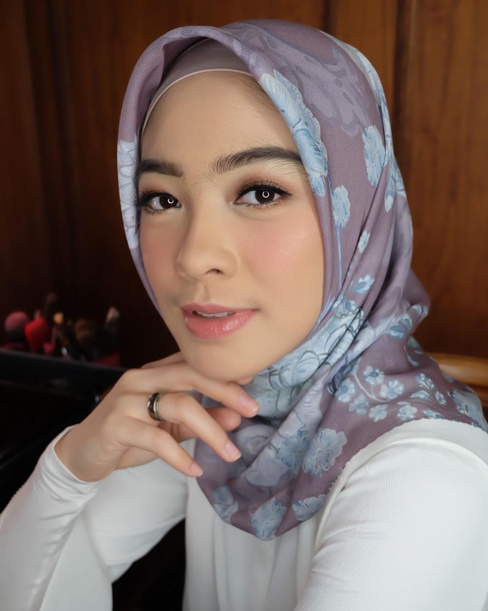 9 Gaya Makeup ala Dian Ayu Lestari, Tampil Flawless bak ABG